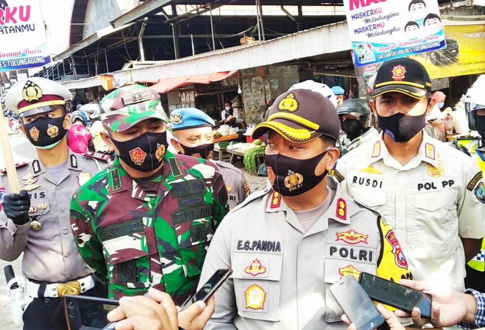 Kapolres Tulungagung Bagikan Masker Dan Coklat Saat Penertiban