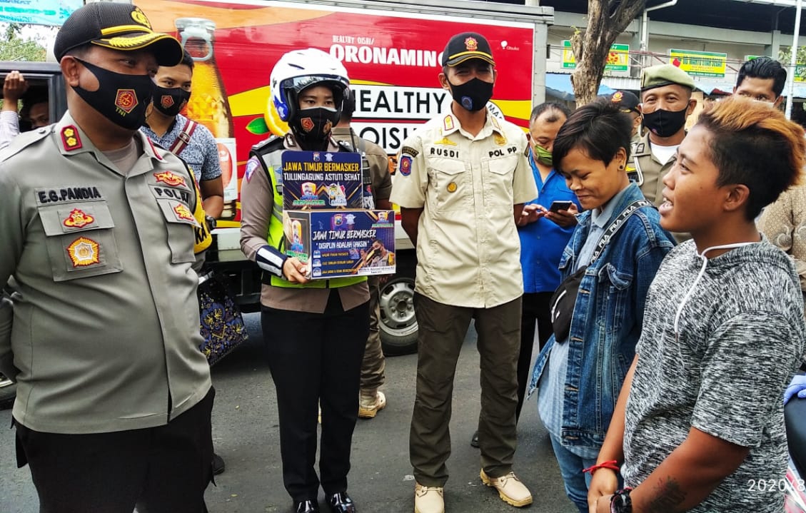 Kapolres Tulungagung Bagikan Masker Dan Coklat Saat Penertiban